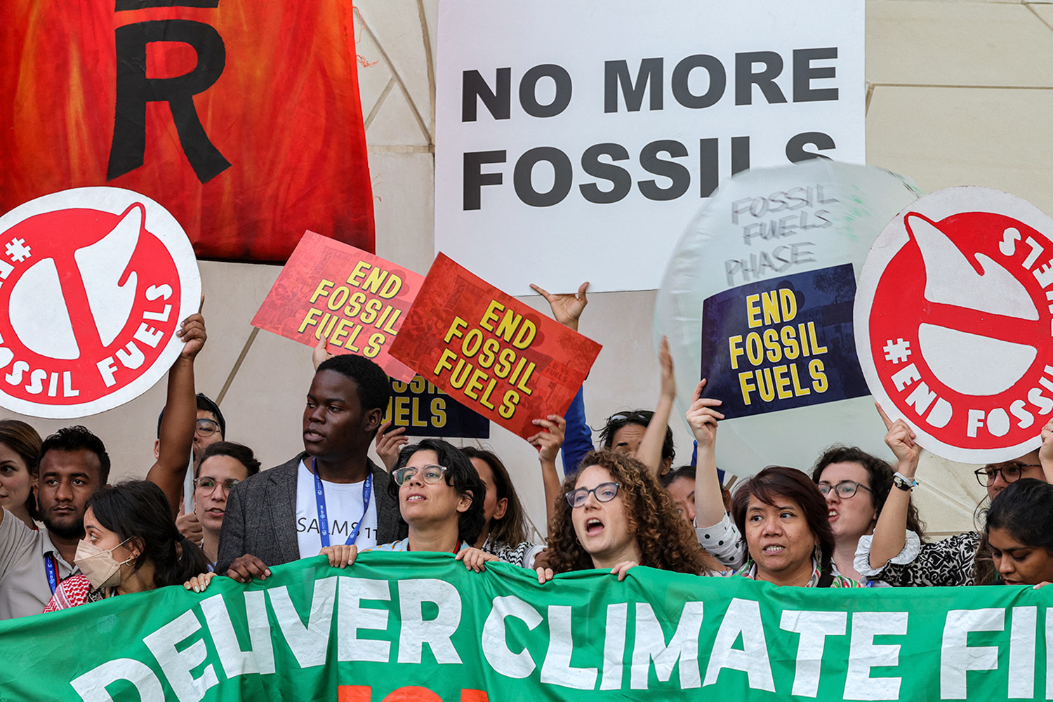 เวที COP28 จับมือ ‘ลดใช้เชื้อเพลิงฟอสซิล’ ทั่วโลก! แม้มีเสียงค้านจากขาใหญ่ผลิตน้ำมัน