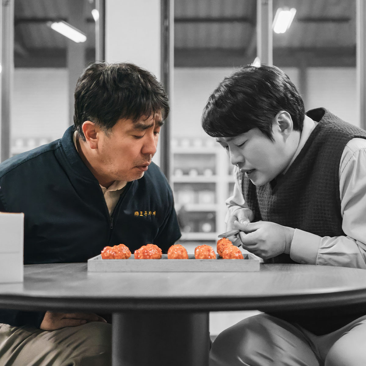 THINK THING: ‘รยูซึงรยง’ นักแสดงชายผู้สวมบทบาทสำคัญในบทพ่อค้าขายไก่ทอด ...